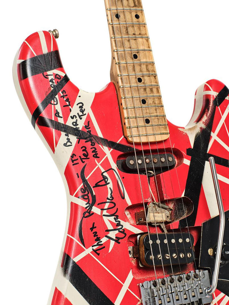 La guitare Kramer emblématique d'Eddie Van Halen, datant de 1982, mise ...