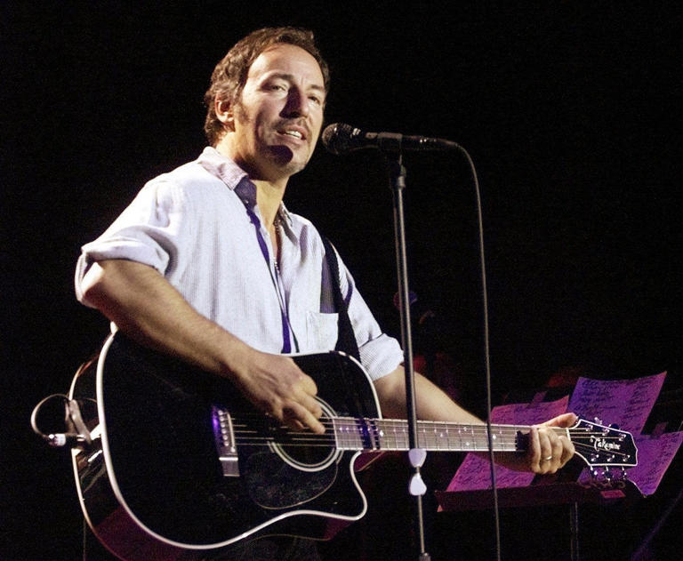 Bruce Springsteen plays Convention Hall in Asbury Park (2000)