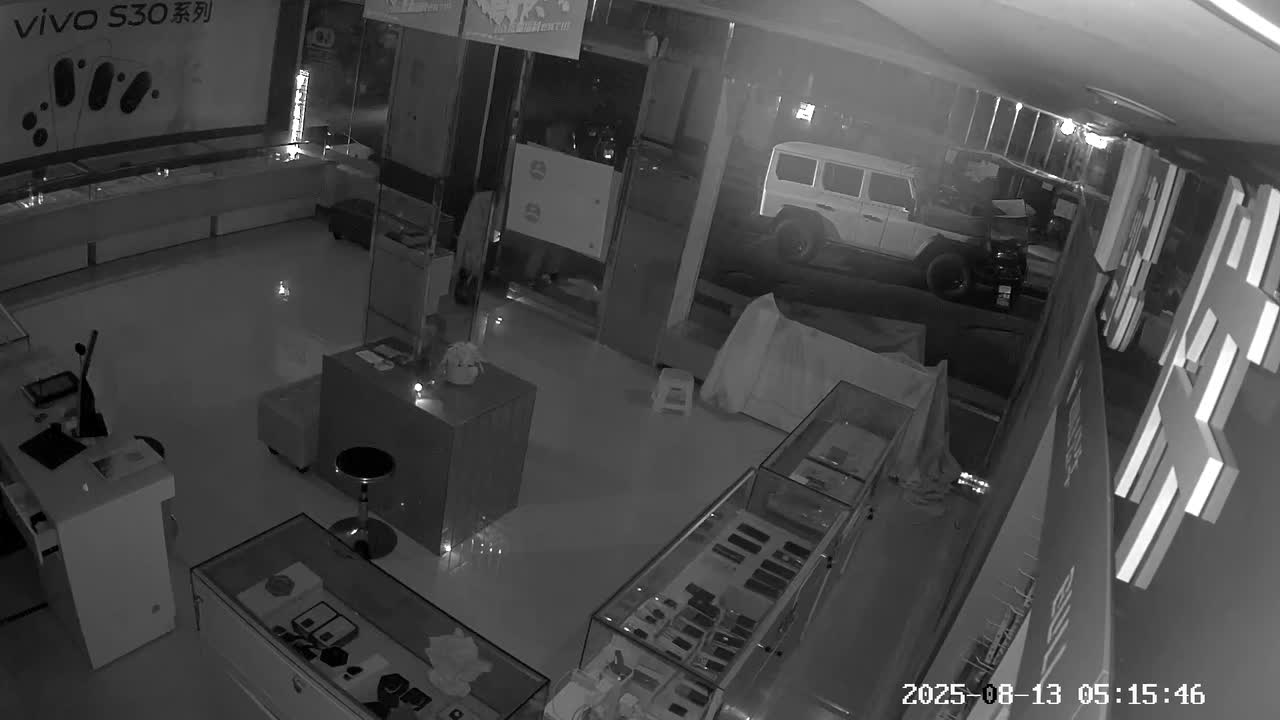 Man stops robbery attempt with thick wooden stick in Guizhou, China