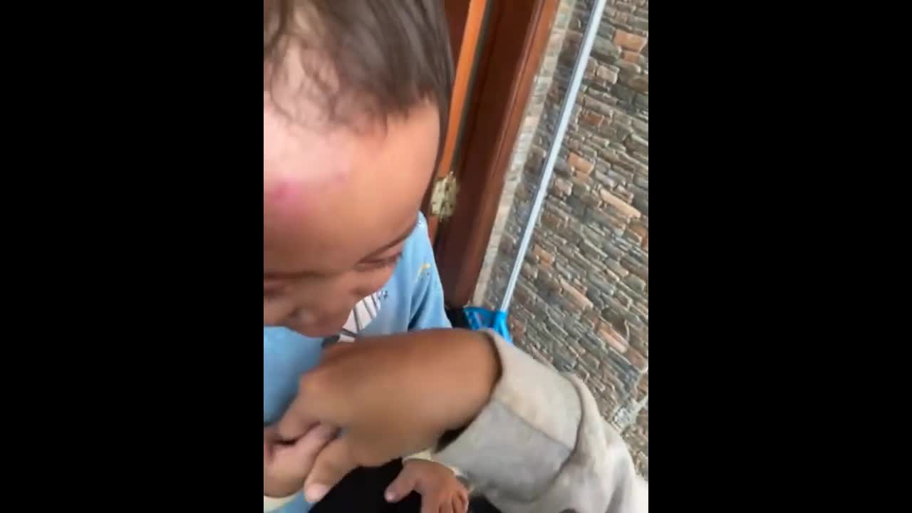 Little boy pauses crying to sing with sibling in Jakarta, Indonesia