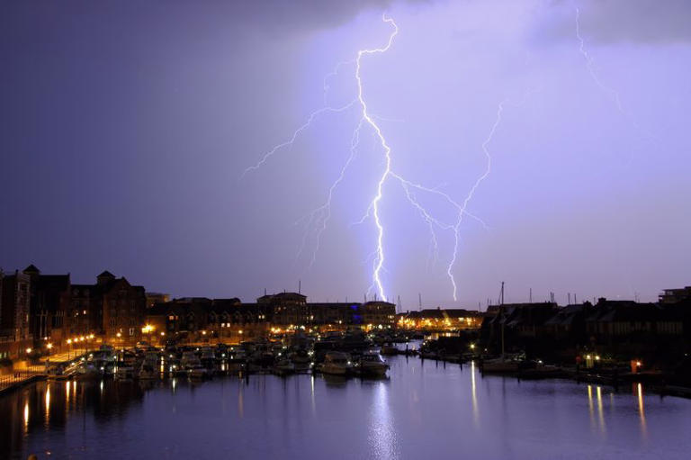 Met Office issues thunderstorm warning as 'hail and lightning' follows ...