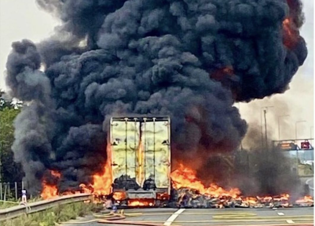 M25 shut near Lakeside as lorry fire causes chaos
