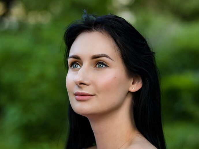 15 Subtle Gestures Someone Makes When They're Attracted to You