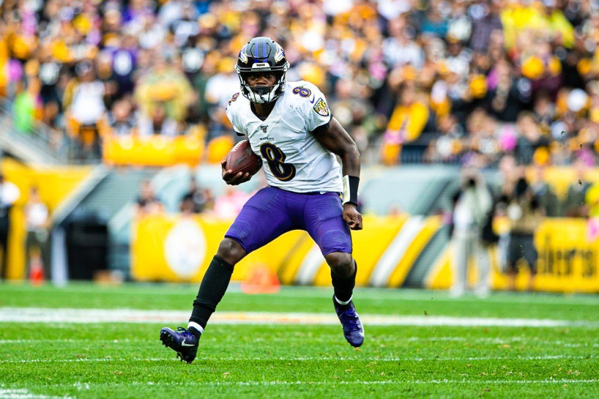 Lamar Jackson Suffers Apparent Hand Injury