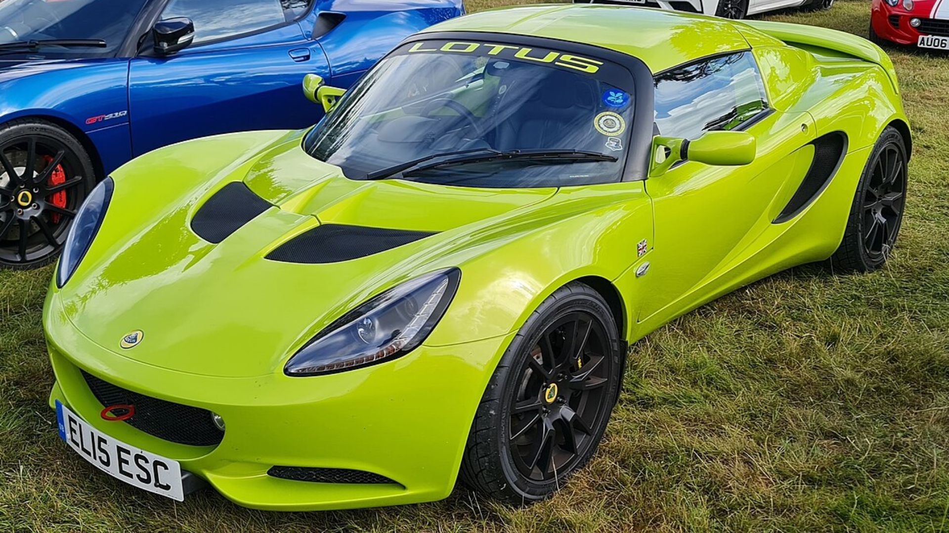 10 Cars Known For Poor Handling & 10 That Grip The Road Like Champs