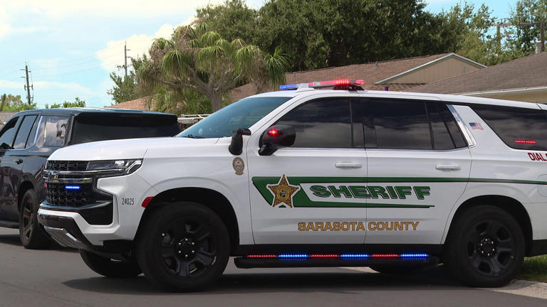 Venice man shot, killed after pointing gun at deputies serving search ...