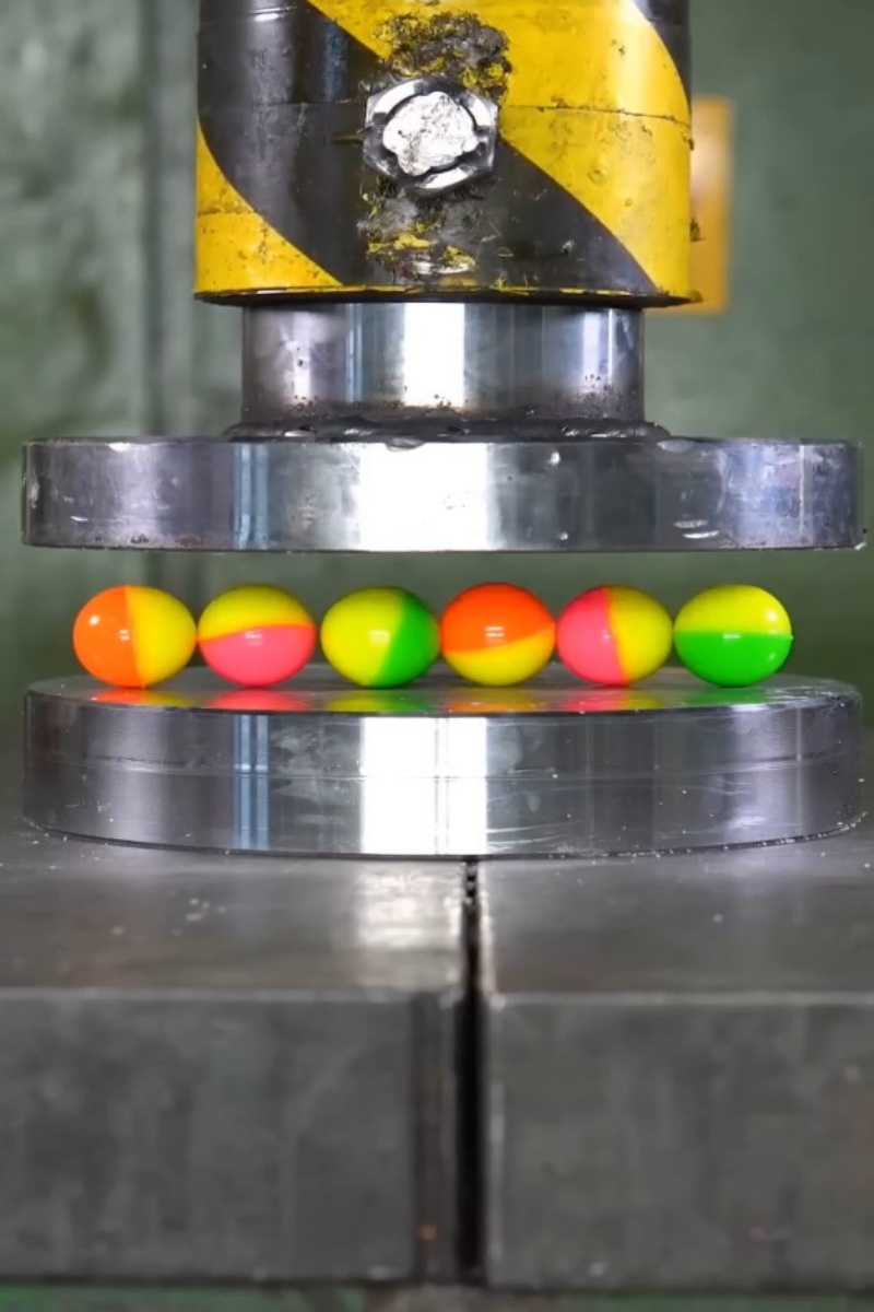 Color Clash, Neon Bouncy Balls treffen die Presse