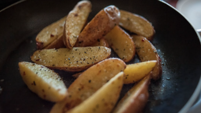 How to Make Crispy Potato Wedges/Chips in a Frypan?