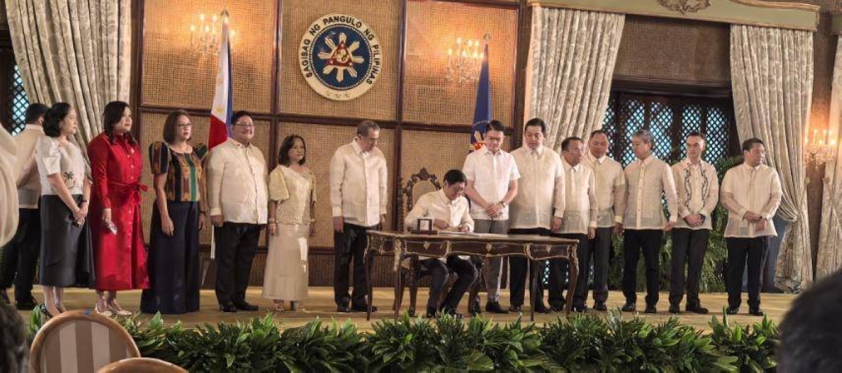 Marcos signs law strengthening fiscal autonomy of judiciary