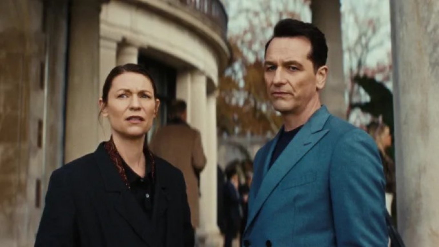 Netflix deelt releasedatum en eerste plaatjes van thrillerserie met ...