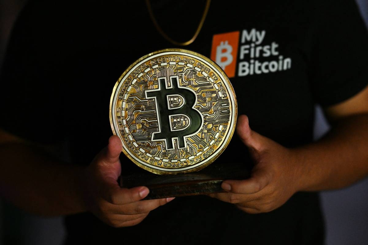 Bitcoin hits record high above $124,000