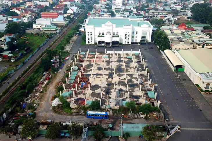 Tháo dỡ tòa nhà còn lại trong khu phức hợp 2,2ha không phép ở Đồng Nai
