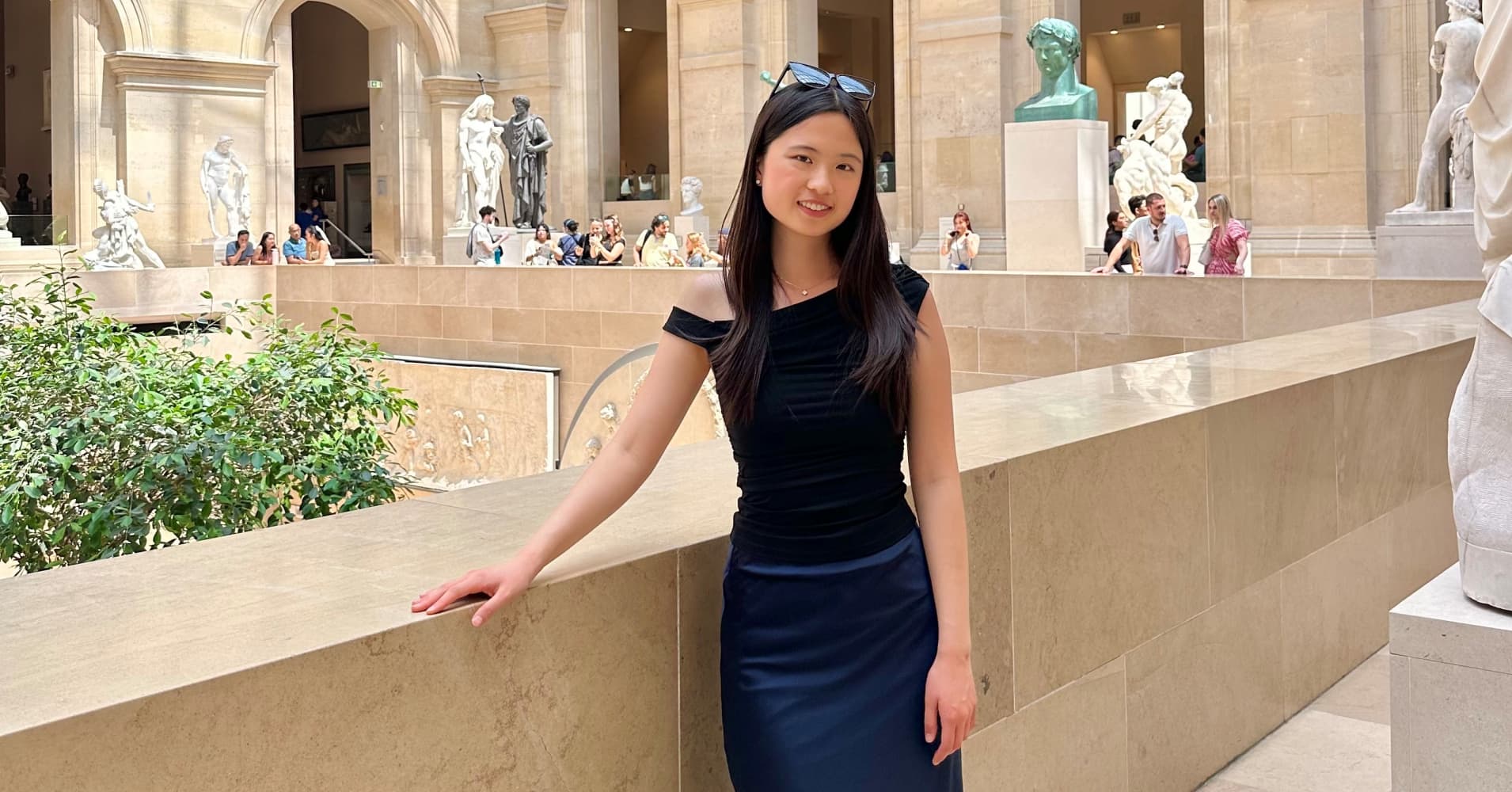This 25-year-old brings in $245,000 a year with her side hustle ...