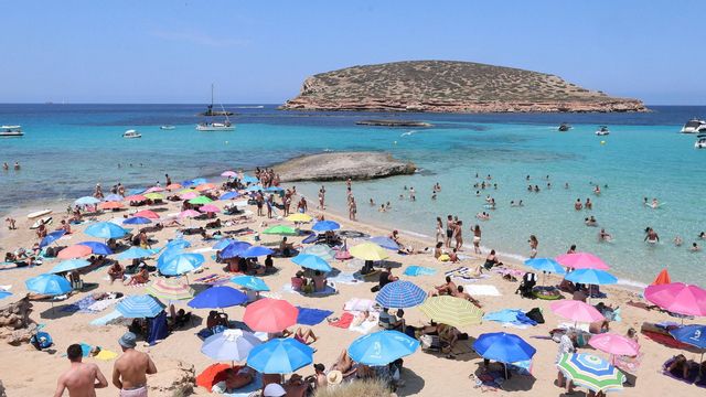 Platges de Comte, Dalt Vila y Cala Bassa, entre las diez principales ...