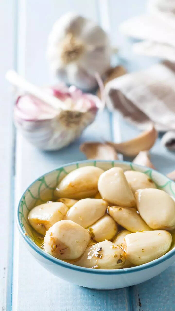 8 reasons to have one garlic clove daily