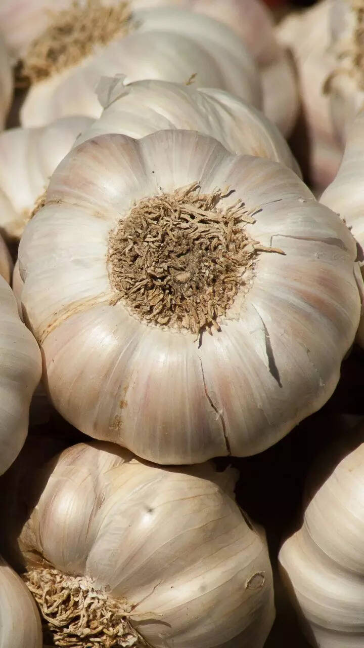 8 reasons to have one garlic clove daily