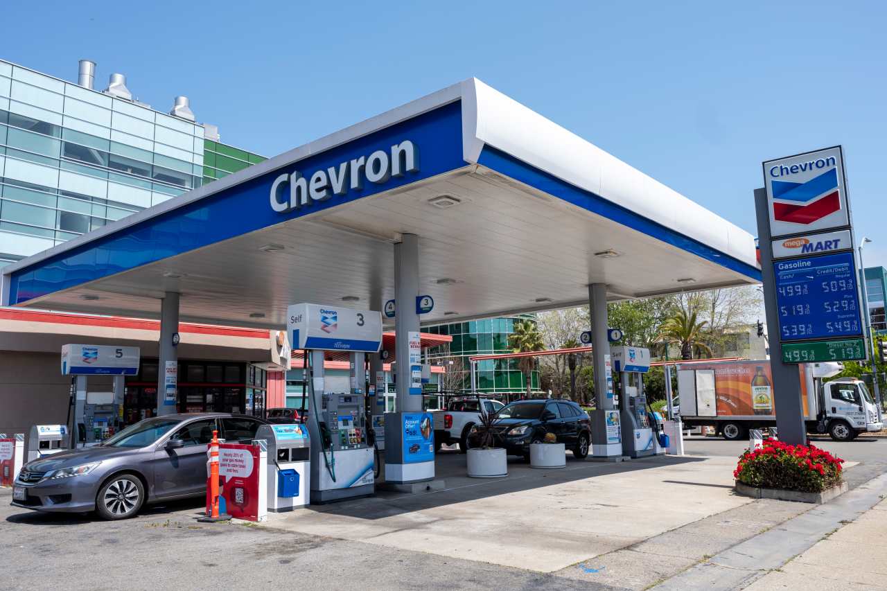 Chevron, IBM, and 10 More High-Yielding Dividend Stocks