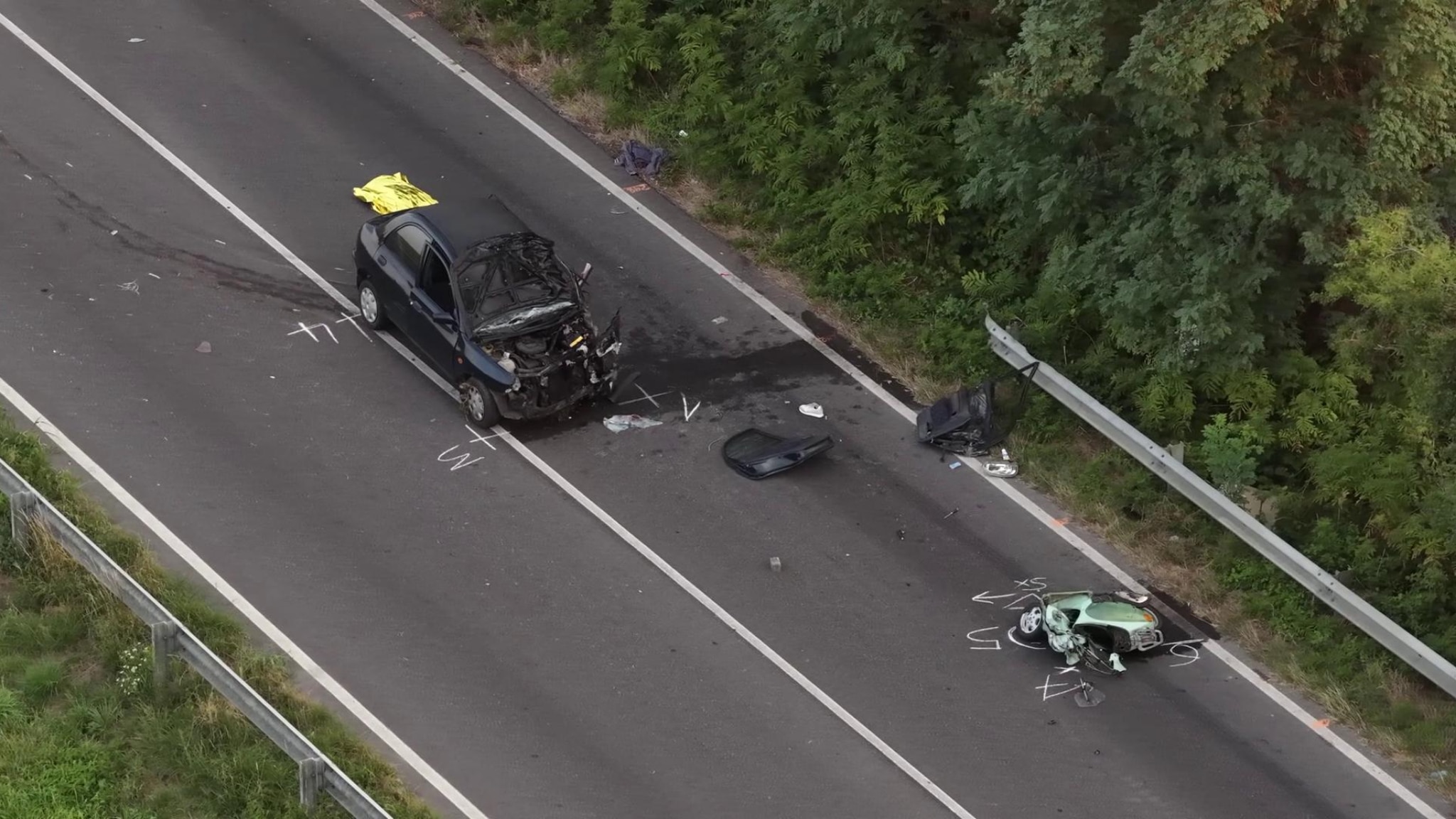 Pavia, tre morti in un incidente tra un'auto e uno scooter: il video ...
