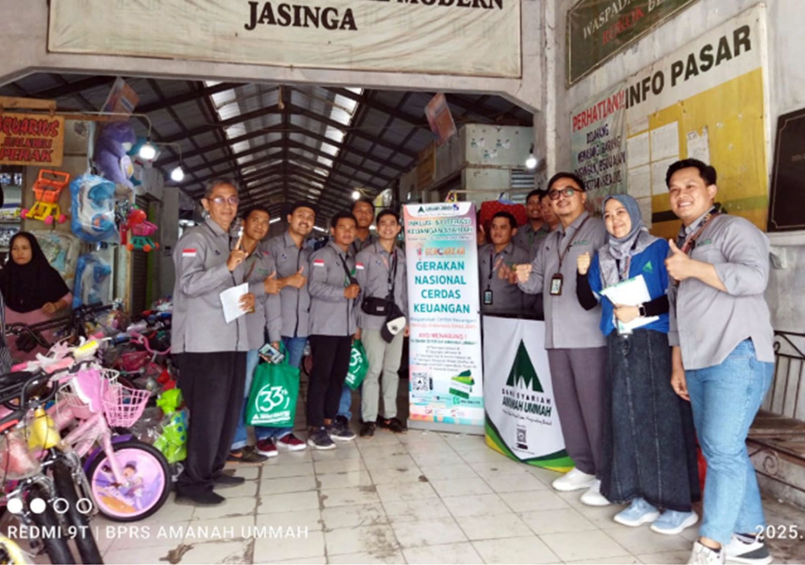 Meriah, Sapa Nasabah BPRS Amanah Ummah di Pasar Jasinga, Bogor
