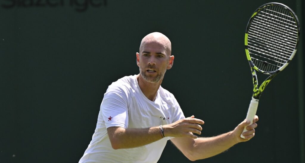 « Il est impos­sible de ne pas aimer Adrian Mannarino. Il est chauve ...