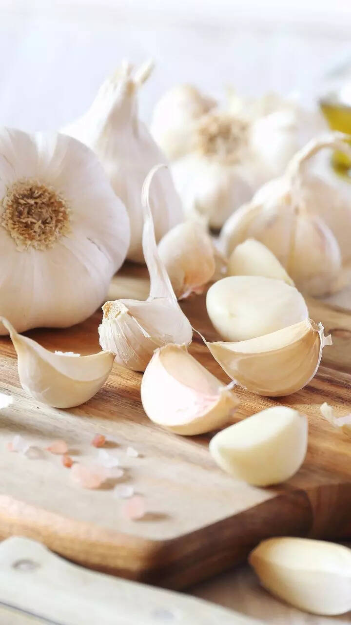 8 reasons to have one garlic clove daily