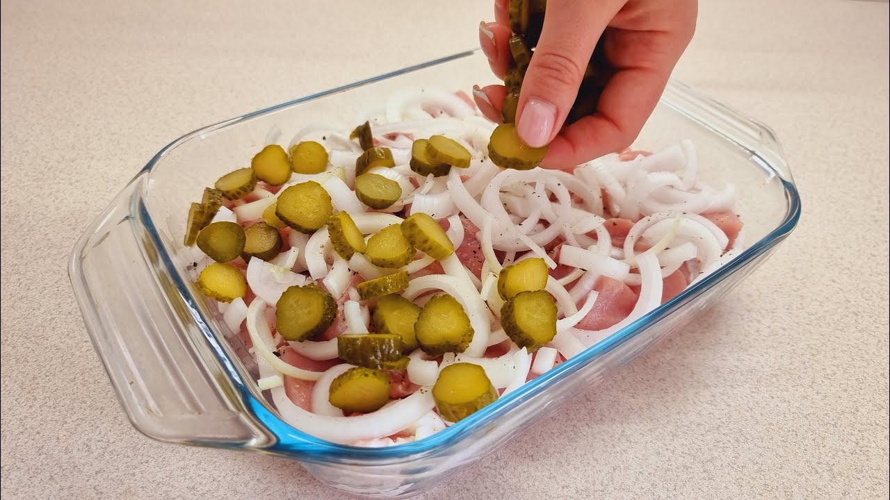 Im Ofen gebackenes Fleisch mit Zwiebeln ist unglaublich lecker und einfach