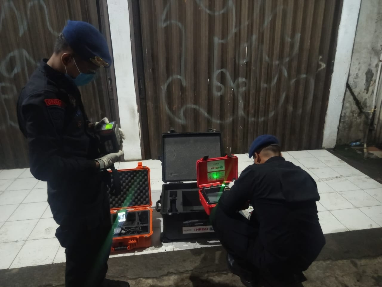 Tim KBRN Gegana Brimob Turun Gunung Cek Asap yang Muncul dari Bawah ...