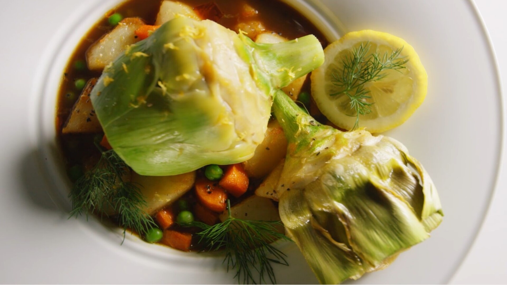 Ragoût d'artichauts à la grecque avec aneth et pommes de terre