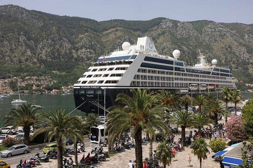 Popular holiday hotspot 'on the brink' as hundreds of cruise ships ...