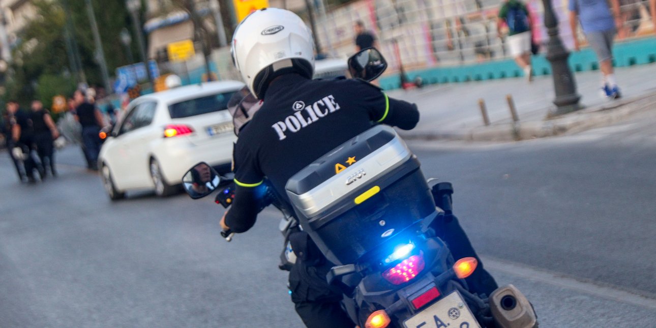 Καλλιθέα: Άγρια καταδίωξη ανήλικου οδηγού μηχανής -Έκανε επικίνδυνους ...