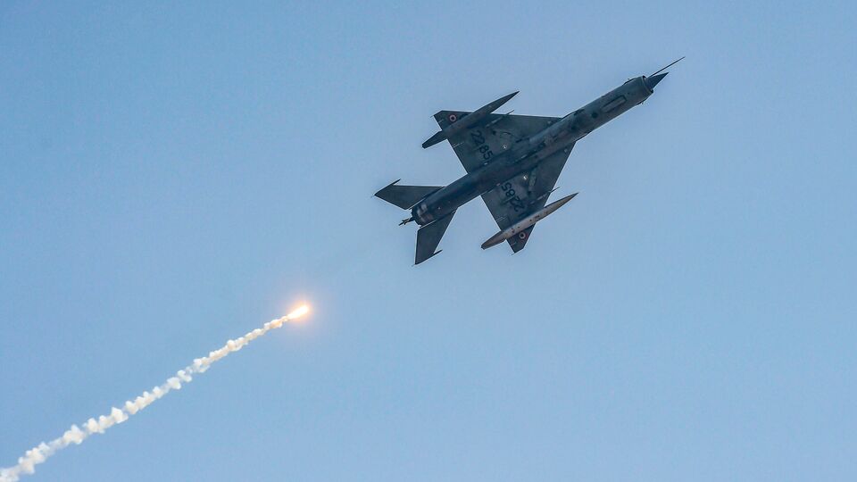 IAF fighter pilots who struck targets inside Pakistan awarded — Full ...