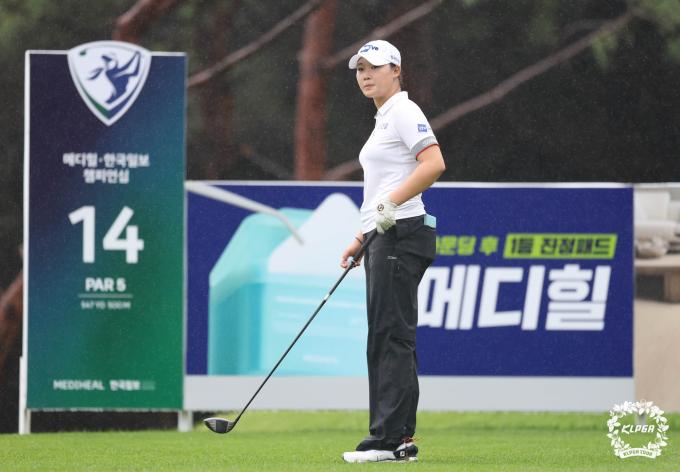 '드림투어 4승' 김민솔, KLPGA 메디힐·한국일보 첫날 공동 선두