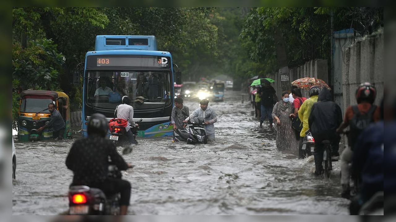 Heavy rain paralyses Delhi-NCR: Check Delhi Police traffic advisory ...