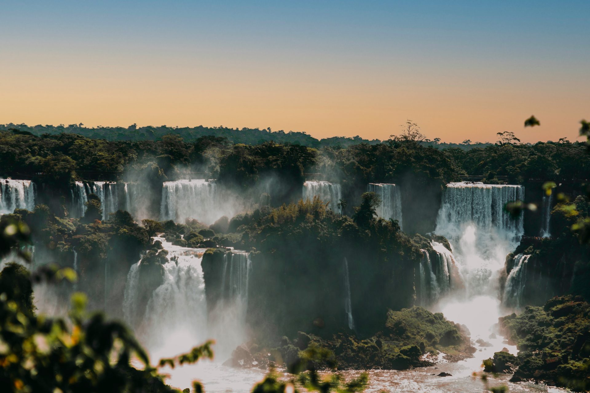 Niagara and Iguazu: two amazing waterfalls side by side in pictures