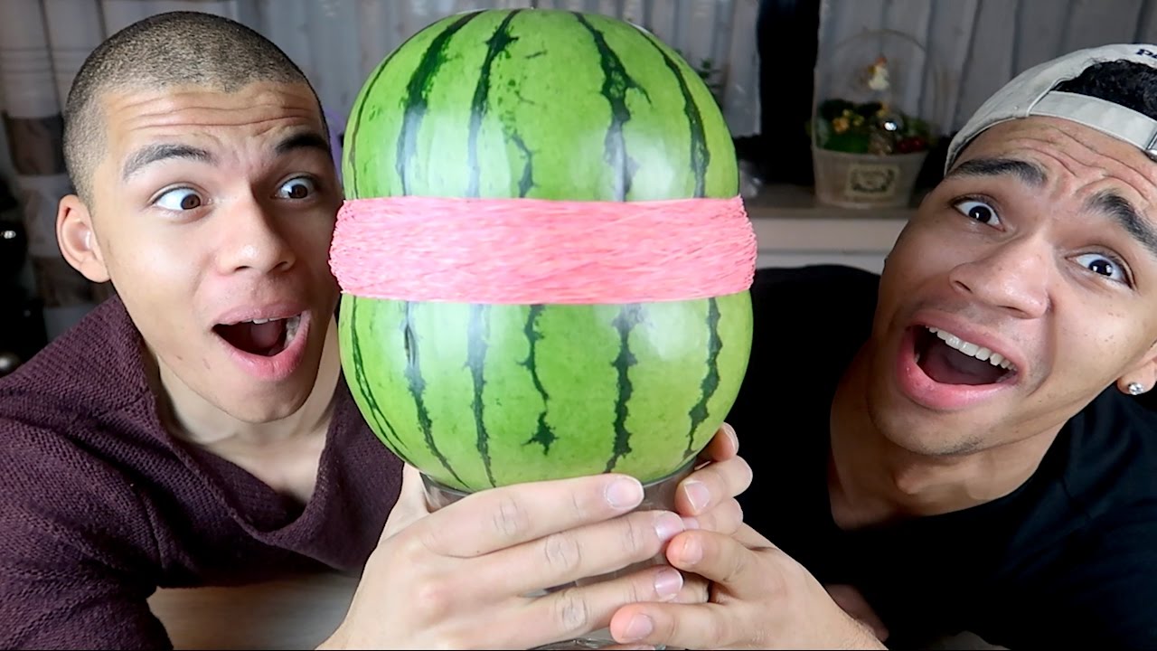 EXPERIMENT - GUMMIBÄNDER VS MELONE | Kelvin und Marvin