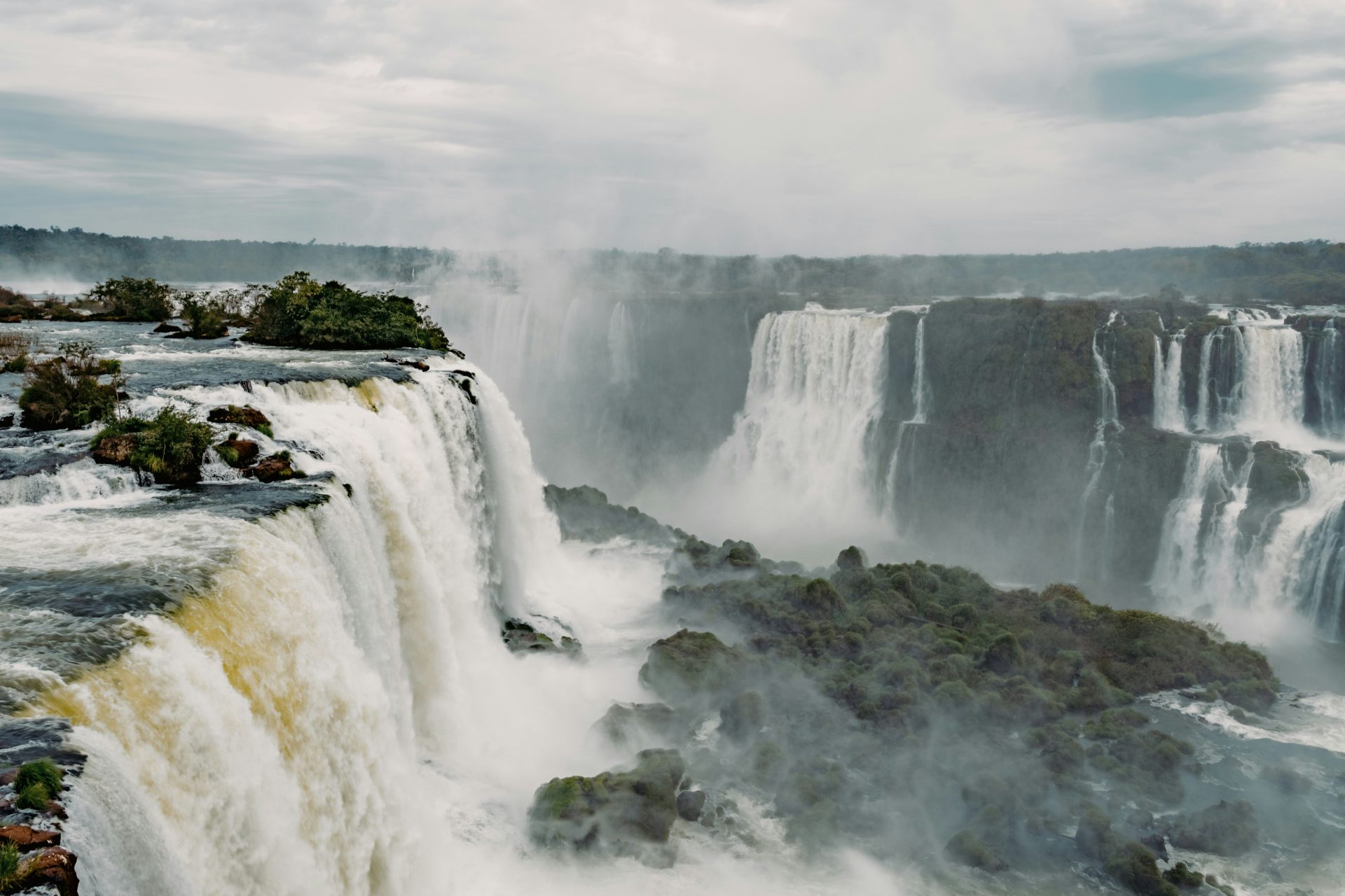 Niagara and Iguazu: two amazing waterfalls side by side in pictures
