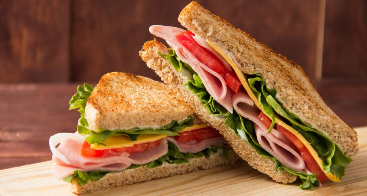 Mann droht bis zu einem Jahr Haft, weil er Sandwich auf Grenzbeamten warf