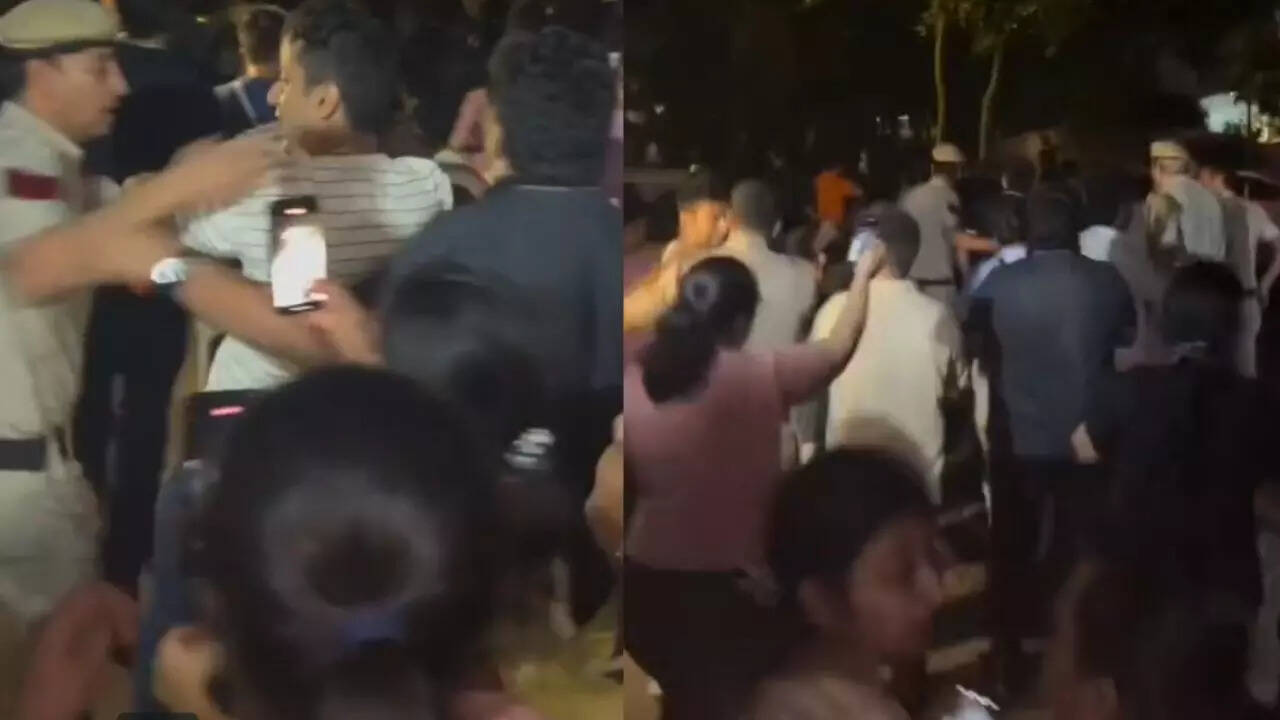 'Maaro maaro': Delhi Police team attacked during protest over SC stray ...