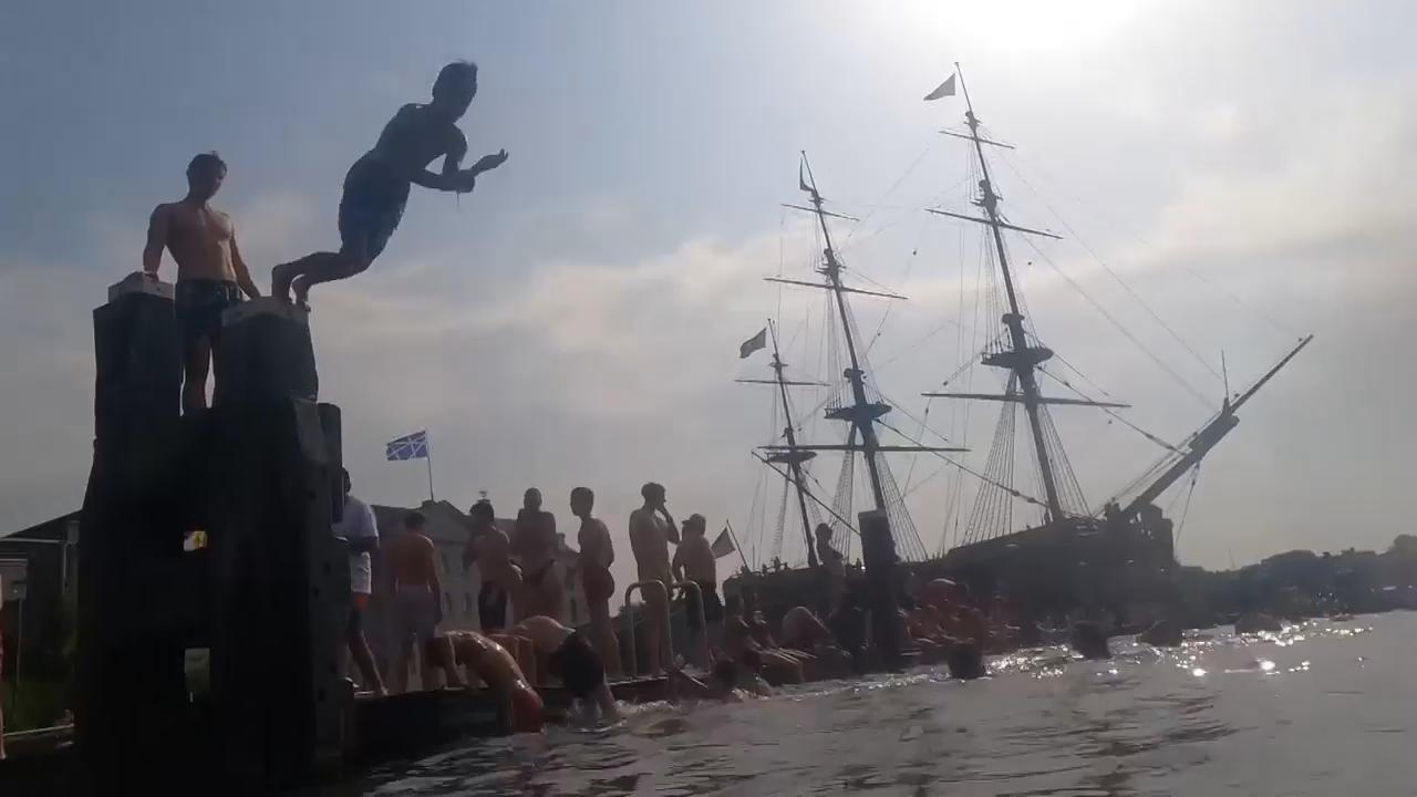Netherlanders and tourists enjoy dip in Amsterdam during heatwave
