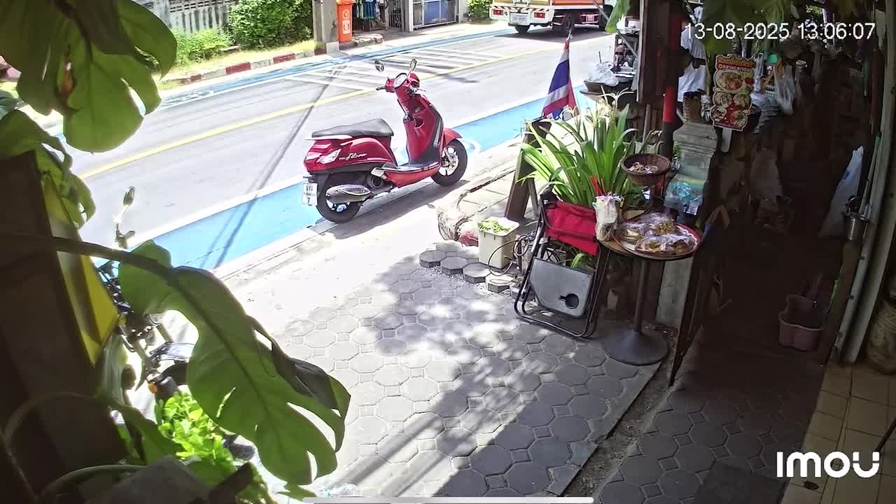 Chef trips but manages to keep three plates of food from dropping