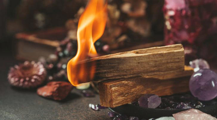 Ritual con hojas de laurel curadas con palo santo para atraer dinero y abundancia