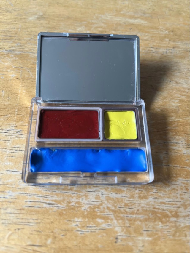 Artist shares creative use for old makeup compact: 'Works perfectly'