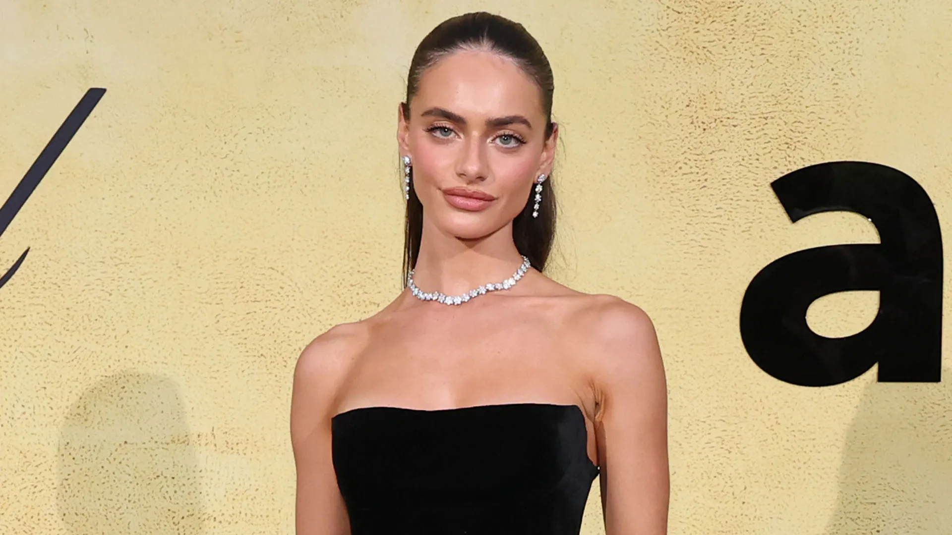 La mannequin sort avec une star de la Formule 1 : les photos