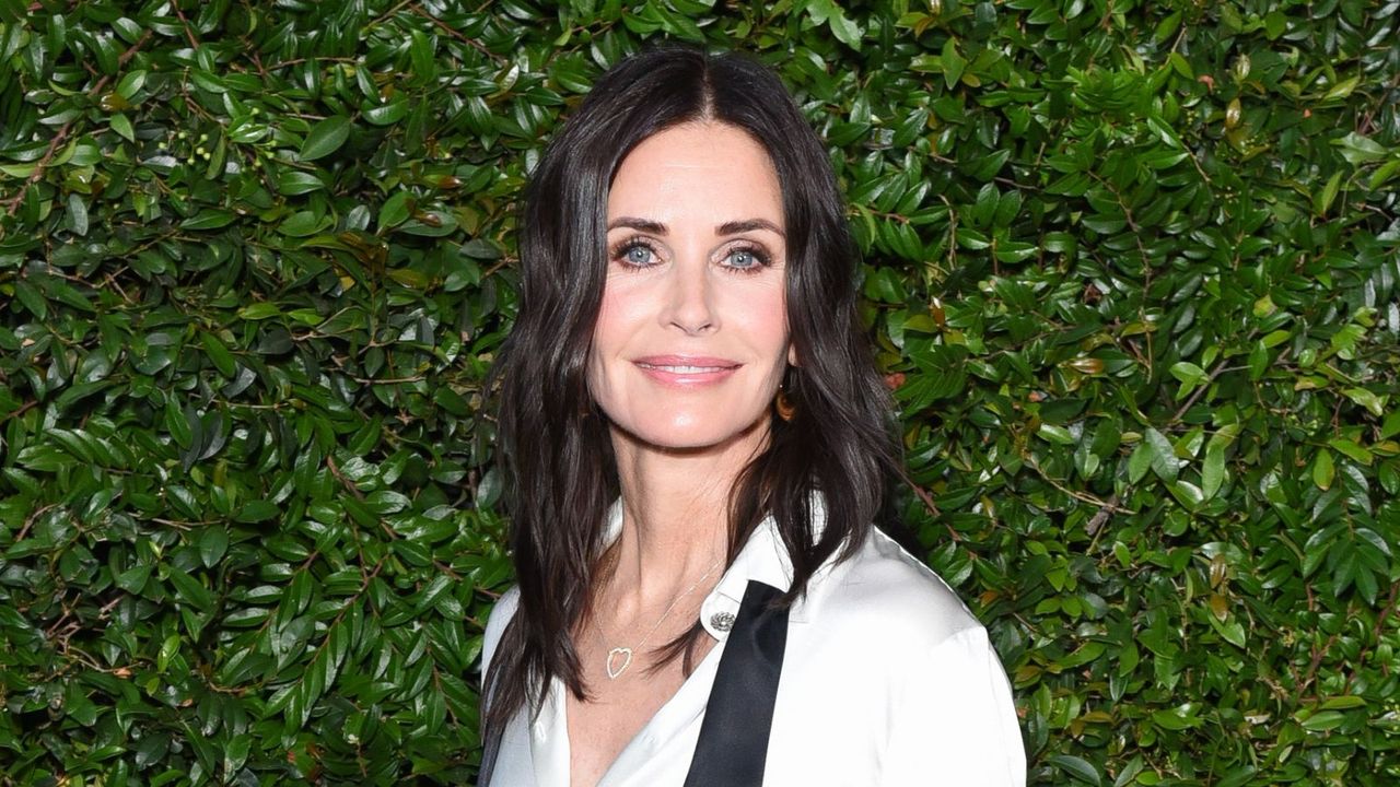 Courteney Cox's 2001 outdoor furniture revealed the anti-trend pattern ...