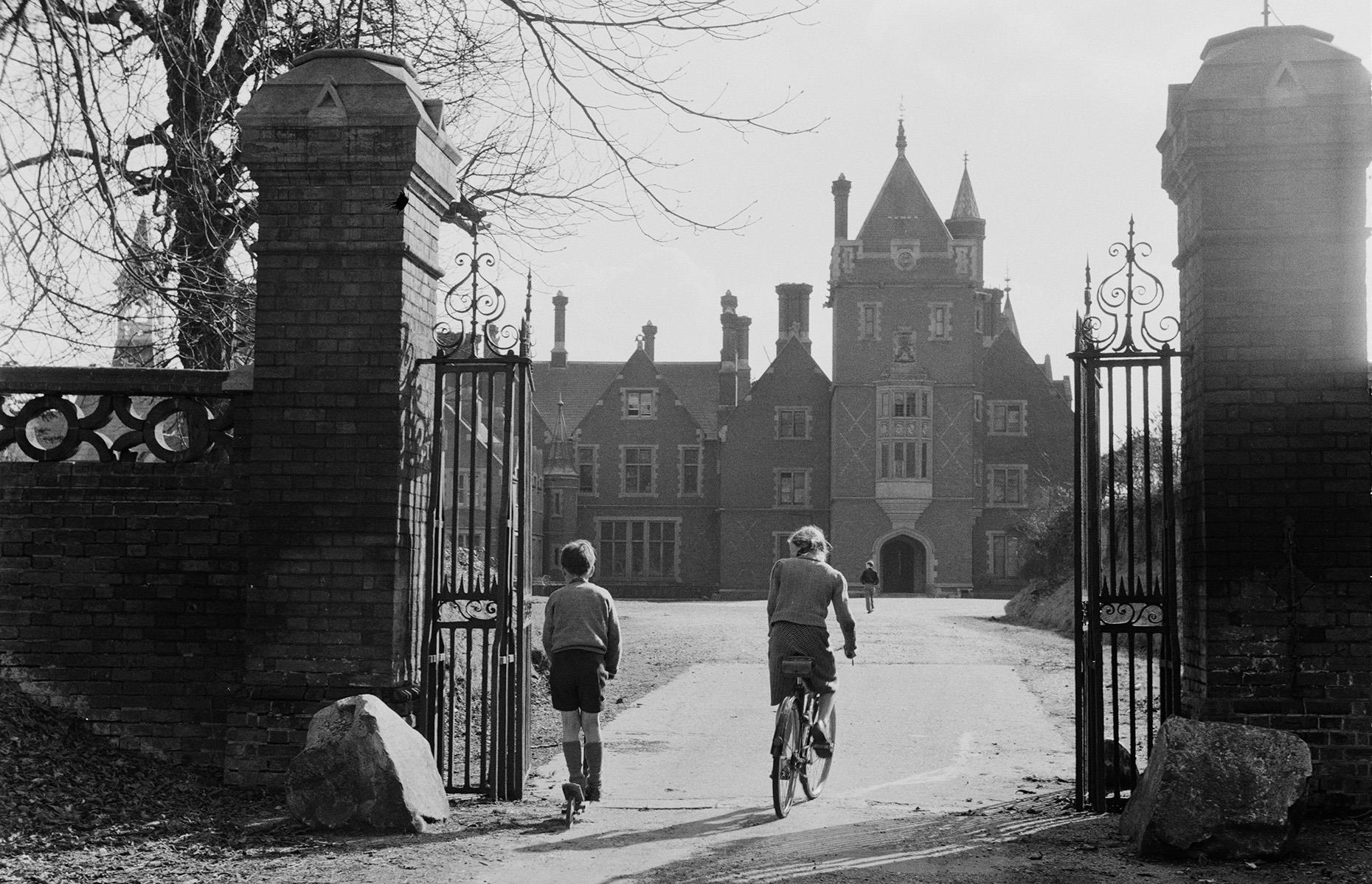 Vintage photos of life in Britain's grandest stately homes