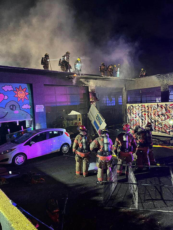 Crews extinguish large warehouse fire in SE Portland