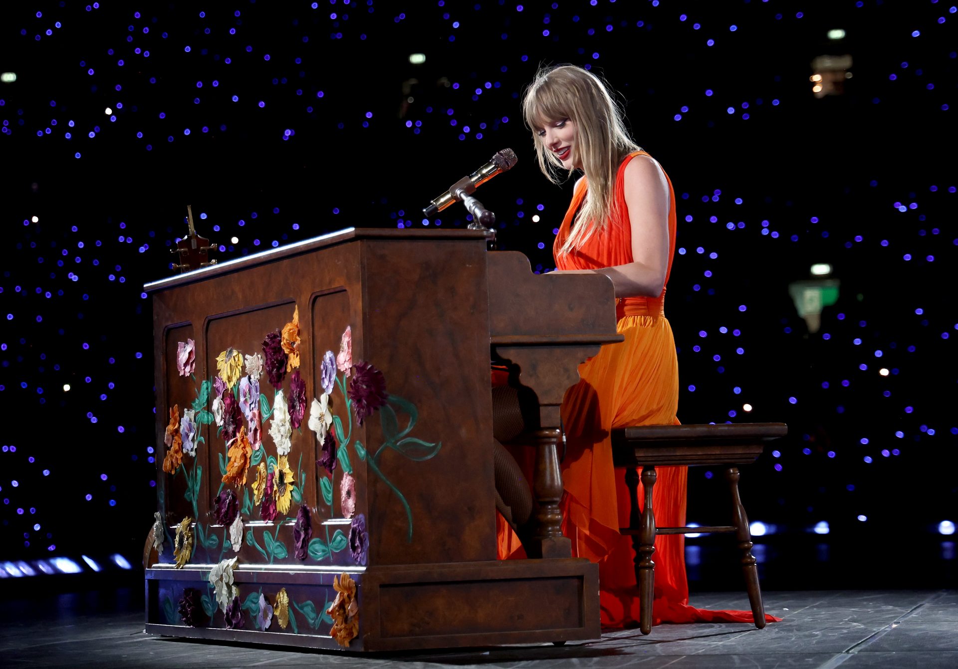 In her latest song, Taylor Swift embraces her country roots and "comes ...