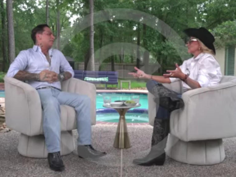 ¿Christian Nodal dejó de seguir a Adela Micha tras la polémica entrevista?