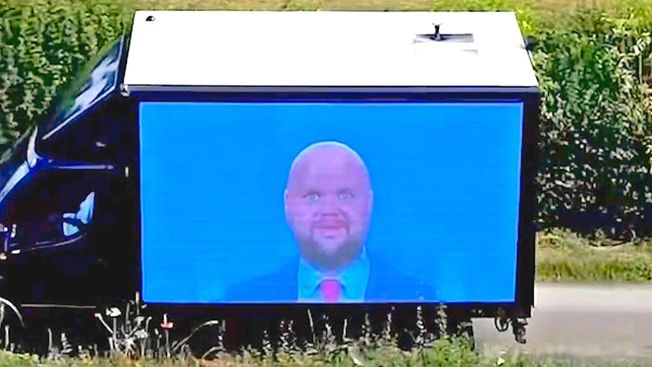 Anti-JD Vance van spotted touring Cotswolds during VP's UK vacation