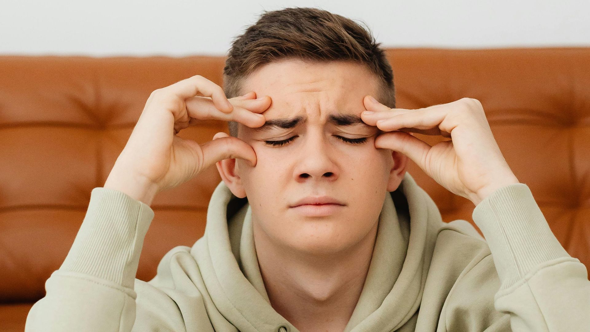 10 Signs Your Eyes Are Strained & 10 Tips For Resting Them
